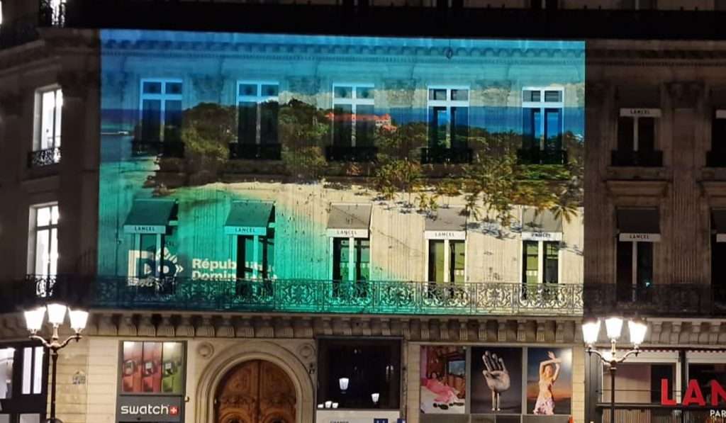Worldcom | Latcom despliega una potente campaña de OOH en París junto ...